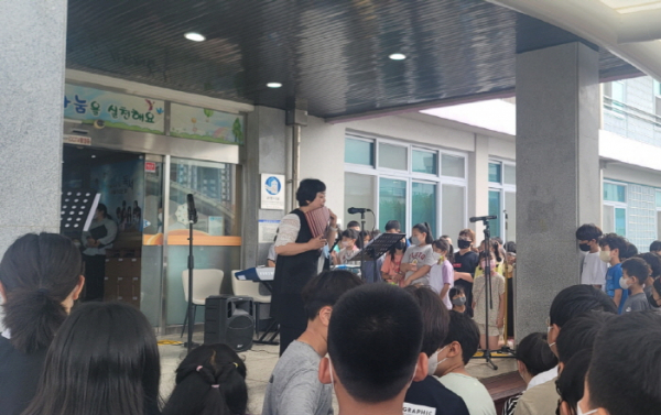 동광초, 아침 등굣길 버스킹 연주