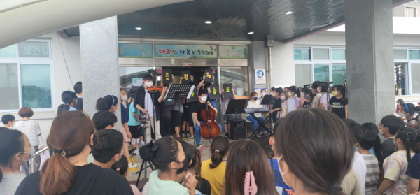 동광초, 아침 등굣길 버스킹 연주